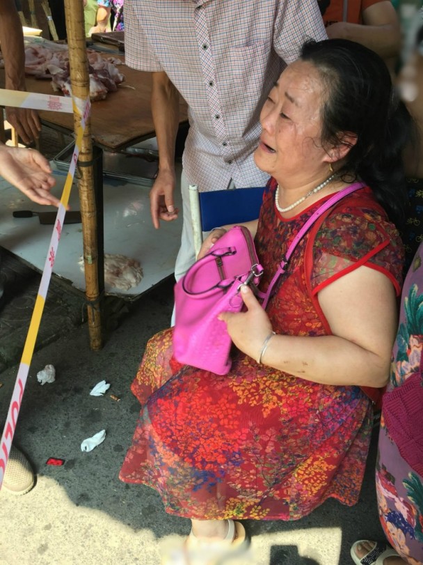 女子质问继父家暴行为 被当街刺死