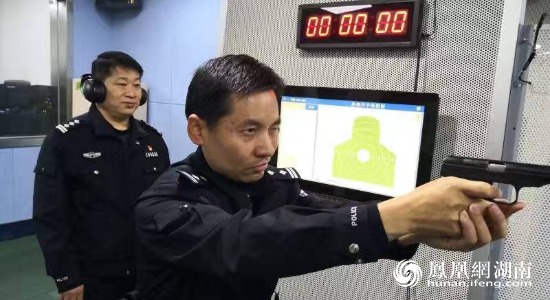 桃源公安在新型室内靶场开展实弹射击训练 湖南频道 凤凰网
