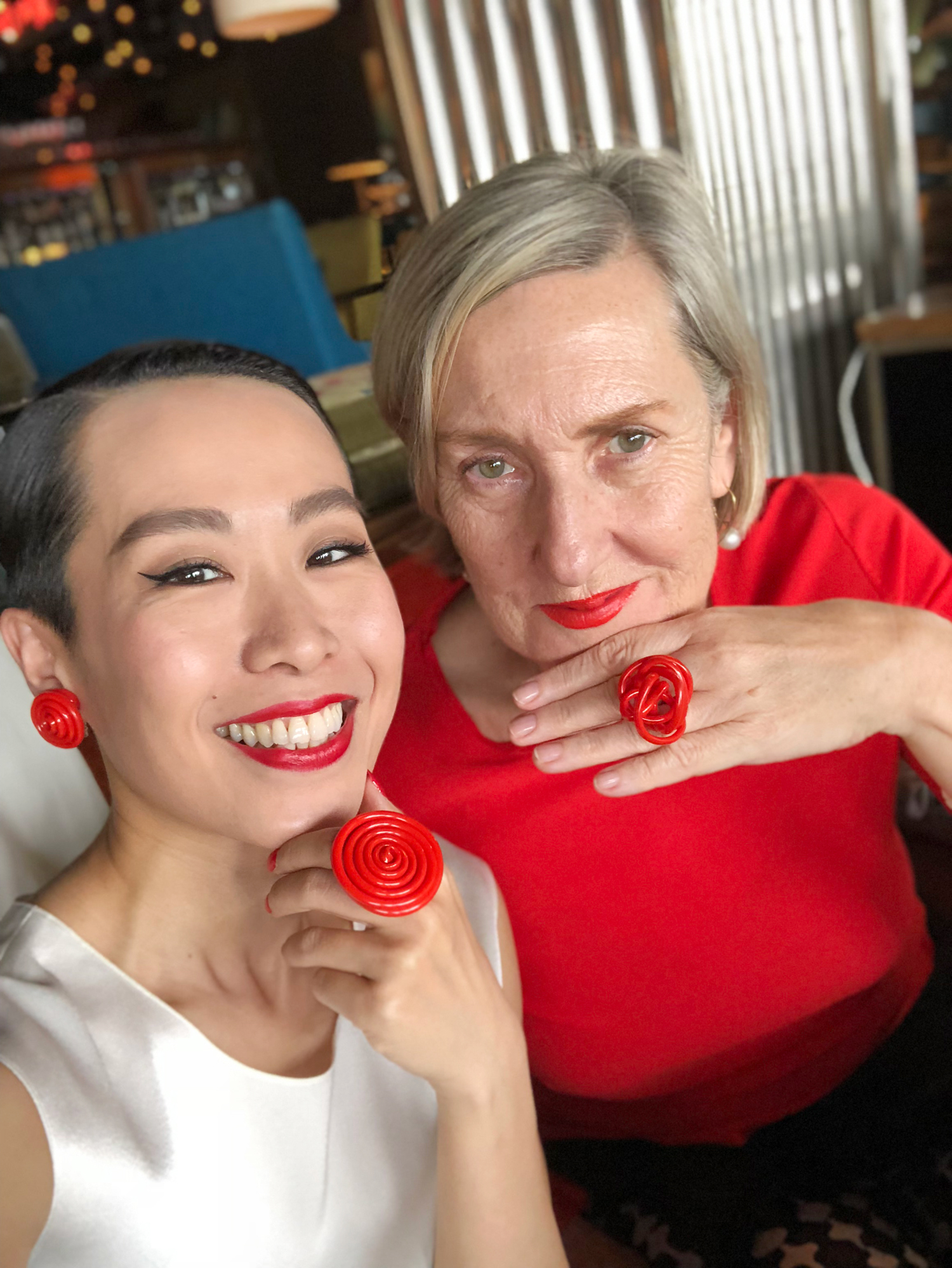 把艺术戴在身体！外滩5号Glam魅蓝 x Tera Feng跨界合作艺术首饰展上海开幕_凤凰网