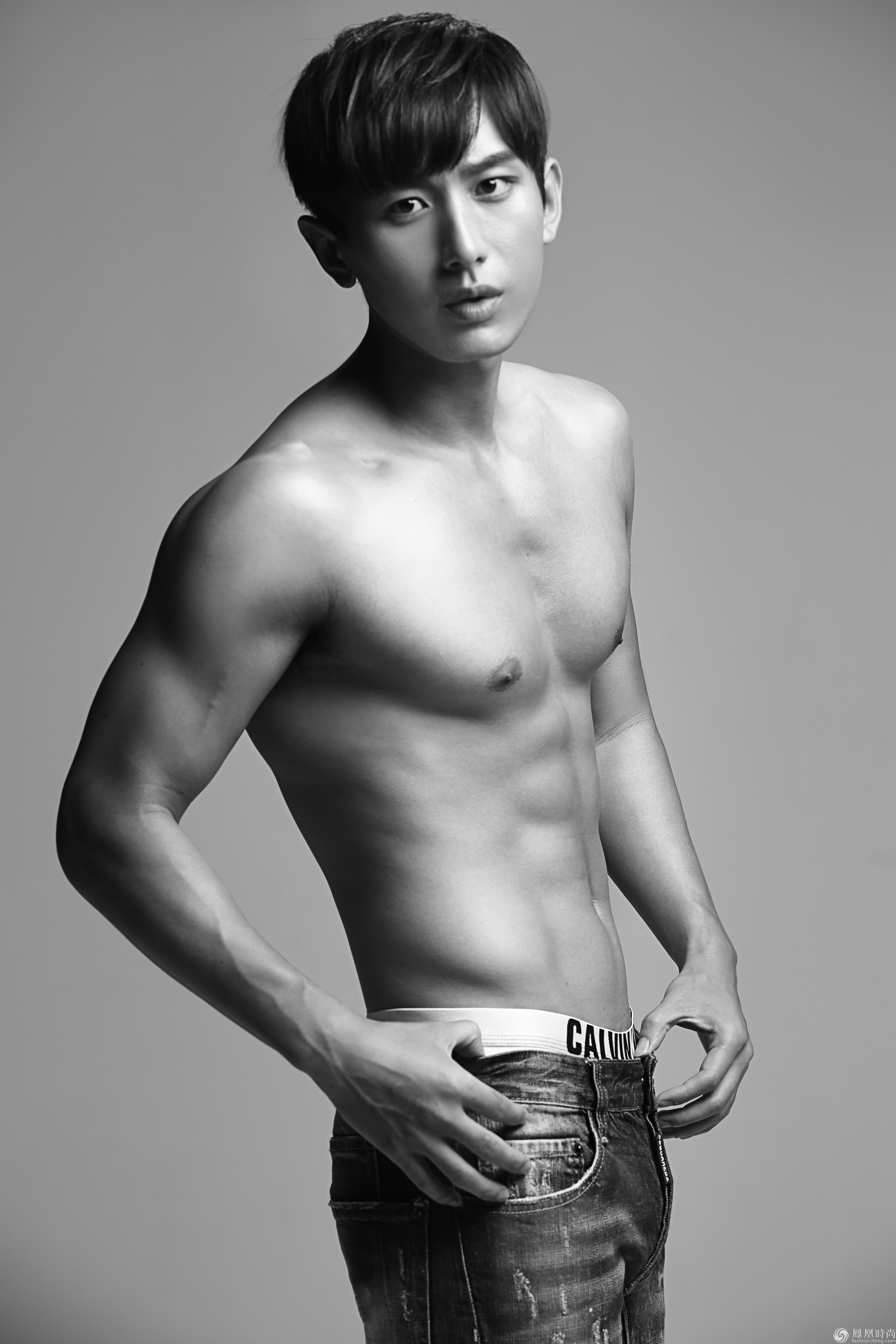 成毅8%体脂肌肉写真曝光 八块腹肌倒三角黄金比例_资讯_凤凰网