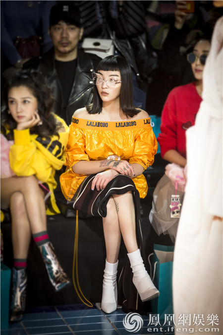 VAVA现身时尚活动 性感造型女王范十足_手机凤凰网